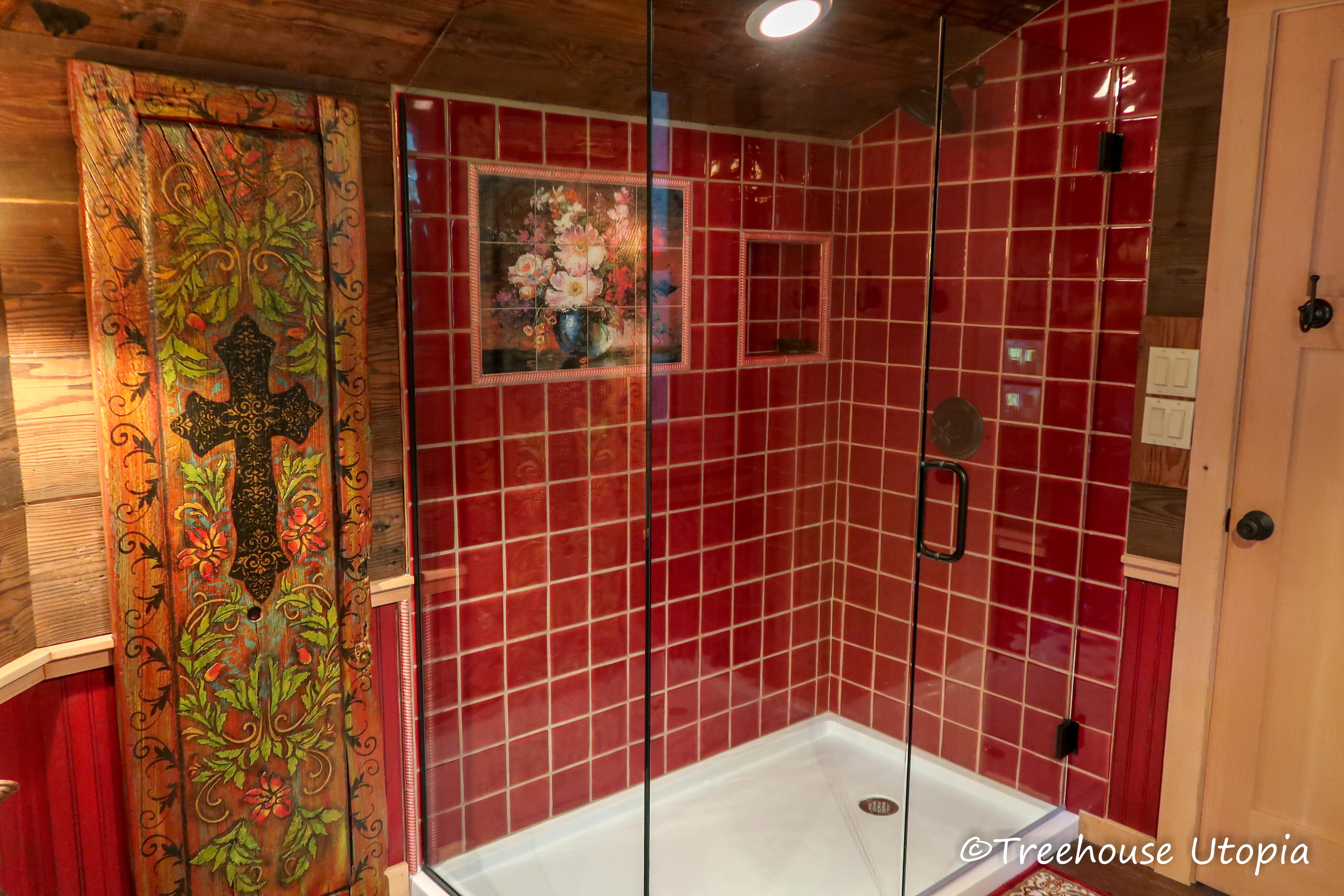 Chapelle shower – Treehouse Utopia